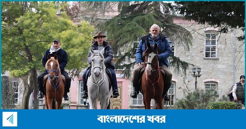 ঘোড়ায় চড়ে হজে যাচ্ছেন স্পেনের ৩ বন্ধু